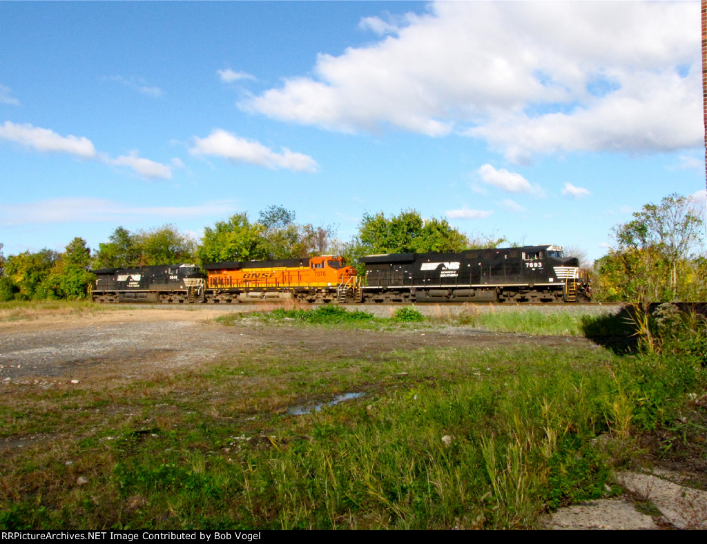 NS 7693, BNSF 7078, NS 9848